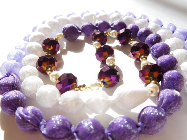 楽しておしゃれ 4つの表情を持つ軽量ネックレス 赤紫＆白＆紫 100㎝ | iichi 日々の暮らしを心地よくするハンドメイドやアンティークのマーケットプレイス