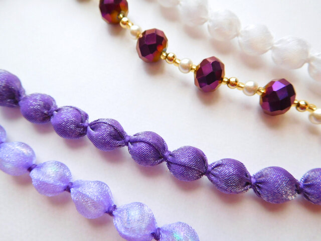 楽しておしゃれ 4つの表情を持つ軽量ネックレス 赤紫＆白＆紫 100㎝ | iichi 日々の暮らしを心地よくするハンドメイドやアンティークのマーケットプレイス