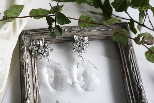 新作 ウェディングアクセサリー no.206 ビジューとガラスチャームのピアス・イヤリング | iichi 日々の暮らしを心地よくするハンドメイドやアンティークのマーケットプレイス