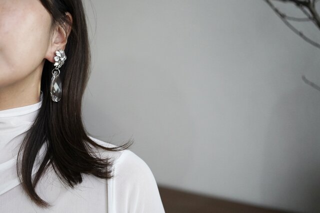 新作 ウェディングアクセサリー no.206 ビジューとガラスチャームのピアス・イヤリング | iichi 日々の暮らしを心地よくするハンドメイドやアンティークのマーケットプレイス