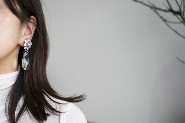 新作 ウェディングアクセサリー no.206 ビジューとガラスチャームのピアス・イヤリング | iichi 日々の暮らしを心地よくするハンドメイドやアンティークのマーケットプレイス