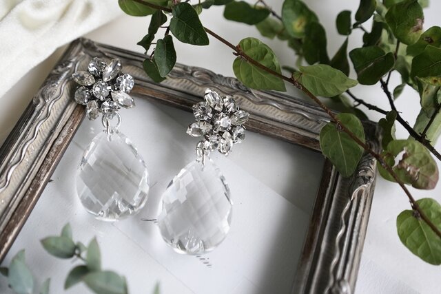 新作 ウェディングアクセサリー no.206 ビジューとガラスチャームのピアス・イヤリング | iichi 日々の暮らしを心地よくするハンドメイドやアンティークのマーケットプレイス