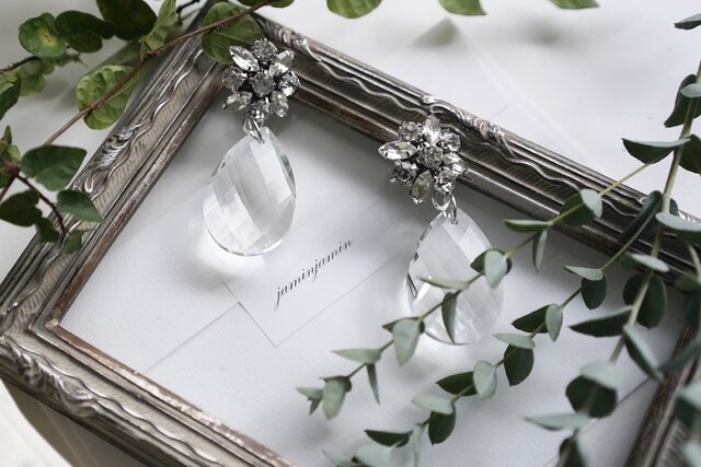 新作 ウェディングアクセサリー no.206 ビジューとガラスチャームのピアス・イヤリング | iichi 日々の暮らしを心地よくするハンドメイドやアンティークのマーケットプレイス