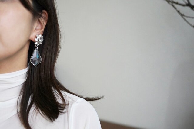 新作 ウェディングアクセサリー no.207 ビジューとガラスチャームのピアス・イヤリング | iichi 日々の暮らしを心地よくするハンドメイドやアンティークのマーケットプレイス