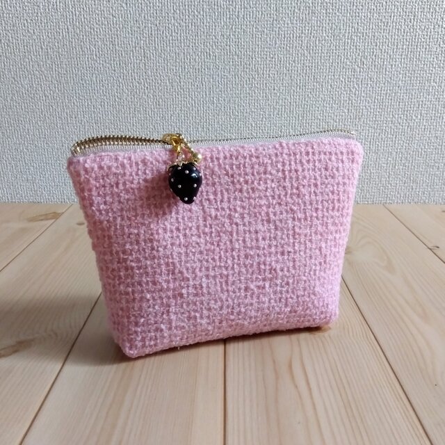 苺のチャームとファンシーツイード 16cmポーチ ポケット付き ベビーピンク 629 | iichi 日々の暮らしを心地よくするハンドメイドやアンティークのマーケットプレイス