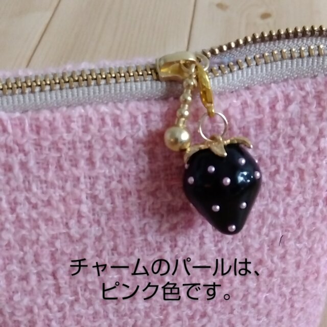 苺のチャームとファンシーツイード 16cmポーチ ポケット付き ベビーピンク 629 | iichi 日々の暮らしを心地よくするハンドメイドやアンティークのマーケットプレイス