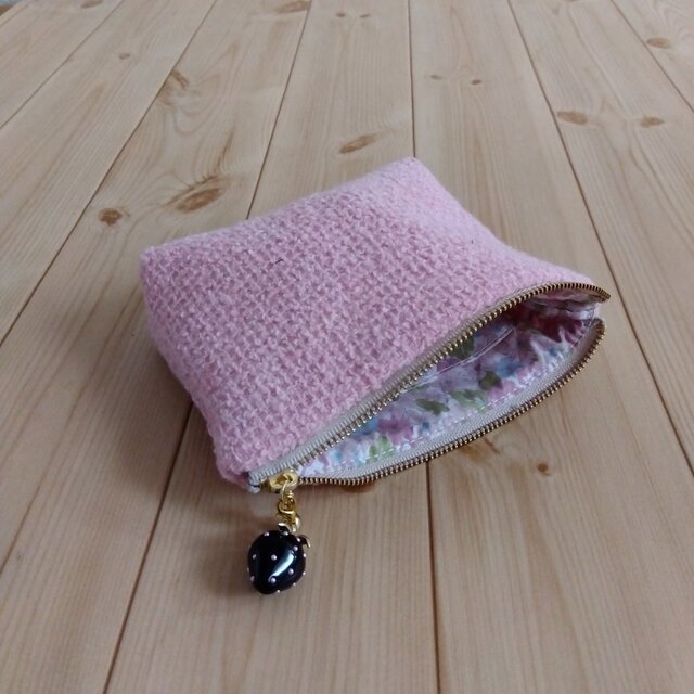 苺のチャームとファンシーツイード 16cmポーチ ポケット付き ベビーピンク 629 | iichi 日々の暮らしを心地よくするハンドメイドやアンティークのマーケットプレイス