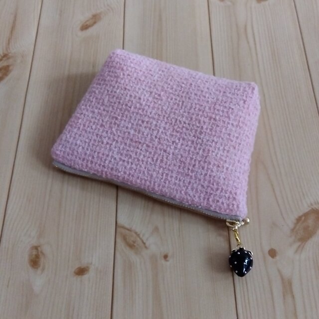 苺のチャームとファンシーツイード 16cmポーチ ポケット付き ベビーピンク 629 | iichi 日々の暮らしを心地よくするハンドメイドやアンティークのマーケットプレイス