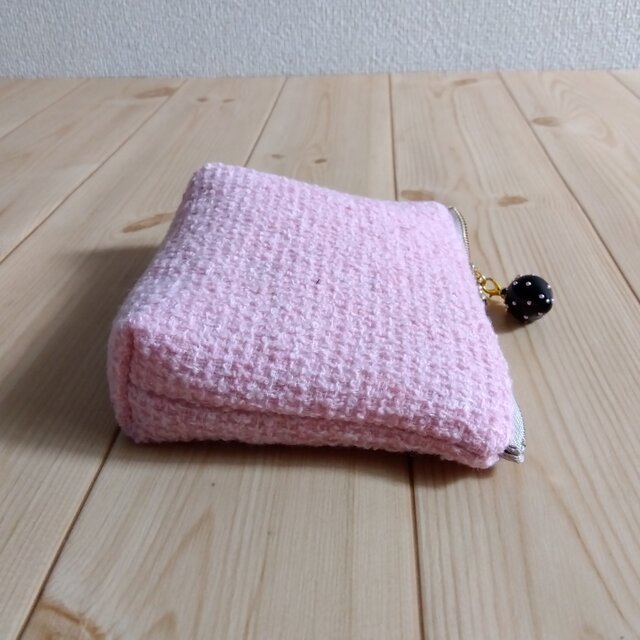 苺のチャームとファンシーツイード 16cmポーチ ポケット付き ベビーピンク 629 | iichi 日々の暮らしを心地よくするハンドメイドやアンティークのマーケットプレイス