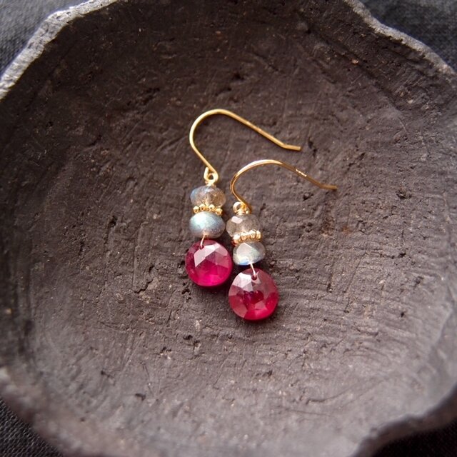 【K14gf】Ruby × Labradorite Earrings／ルビー×ラブラドライト ピアス | iichi 日々の暮らしを心地よくするハンドメイドやアンティークのマーケットプレイス