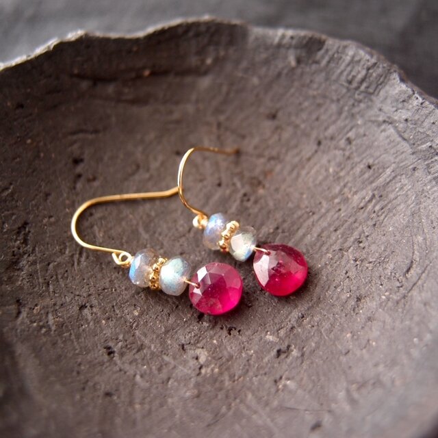 【K14gf】Ruby × Labradorite Earrings／ルビー×ラブラドライト ピアス | iichi 日々の暮らしを心地よくするハンドメイドやアンティークのマーケットプレイス