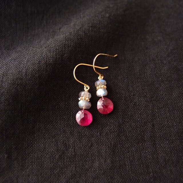 【K14gf】Ruby × Labradorite Earrings／ルビー×ラブラドライト ピアス | iichi 日々の暮らしを心地よくするハンドメイドやアンティークのマーケットプレイス