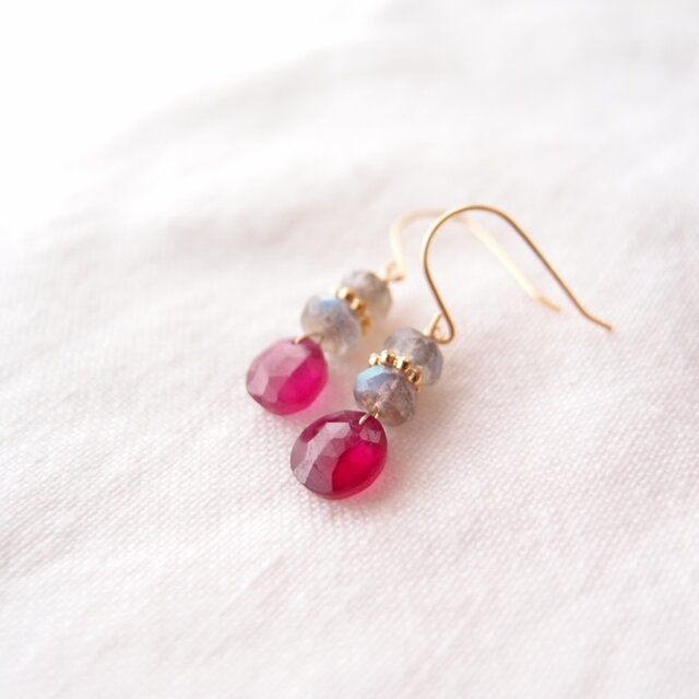 【K14gf】Ruby × Labradorite Earrings／ルビー×ラブラドライト ピアス | iichi 日々の暮らしを心地よくするハンドメイドやアンティークのマーケットプレイス