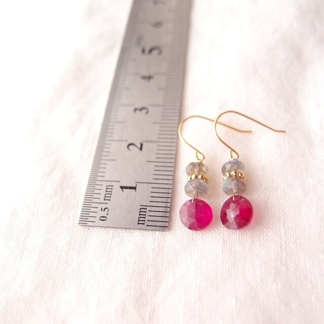 【K14gf】Ruby × Labradorite Earrings／ルビー×ラブラドライト ピアス | iichi 日々の暮らしを心地よくするハンドメイドやアンティークのマーケットプレイス