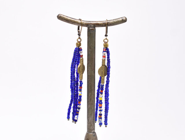 アフリカンブラスとブルー＆ミックスシードビーズの4連ピアス | iichi 日々の暮らしを心地よくするハンドメイドやアンティークのマーケットプレイス