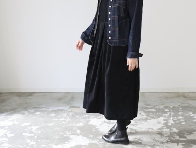【SM・ML】コーデュロイ 後ろ姿が可愛いバックボタン ジャンパースカート【ブラック】 | iichi 日々の暮らしを心地よくするハンドメイドやアンティークのマーケットプレイス
