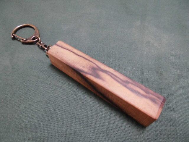 黒柿のキーホルダー＊＊送料込みです。 | iichi 日々の暮らしを心地よくするハンドメイドやアンティークのマーケットプレイス