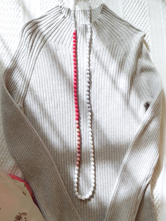 体に表情をつける フーシャピンク～ホワイト 軽いネックレス 120cm | iichi 日々の暮らしを心地よくするハンドメイドやアンティークのマーケットプレイス