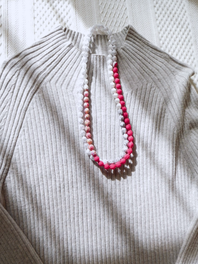 体に表情をつける フーシャピンク～ホワイト 軽いネックレス 120cm | iichi 日々の暮らしを心地よくするハンドメイドやアンティークのマーケットプレイス