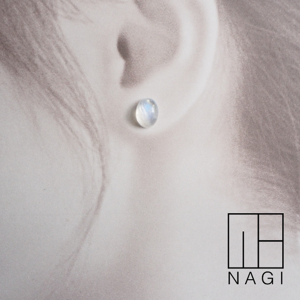 *爽やかな朝の空色* ホワイトラブラドライトの一粒ピアス*14kgf | iichi 日々の暮らしを心地よくするハンドメイドやアンティークのマーケットプレイス