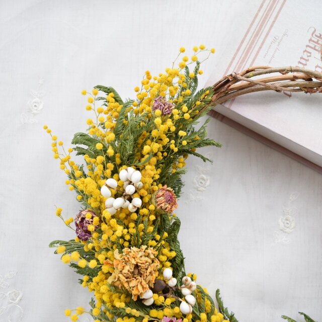 春を彩るミモザのリース（アケビのツル） | iichi 日々の暮らしを心地よくするハンドメイドやアンティークのマーケットプレイス