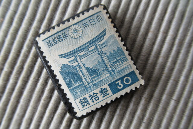 日本 30銭 厳島神社 切手ブローチ9279 | iichi 日々の暮らしを心地よくするハンドメイドやアンティークのマーケットプレイス