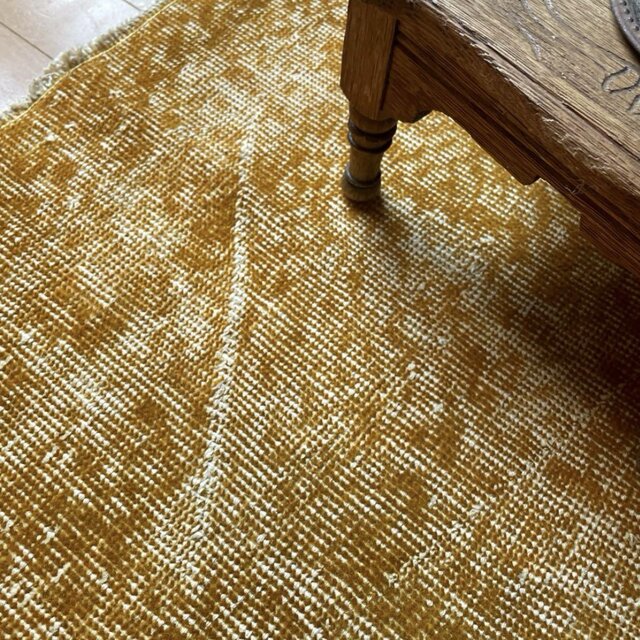 102×195 黄金イエローオレンジ オーバーダイ トルコヴィンテージラグ | iichi 日々の暮らしを心地よくするハンドメイドやアンティークのマーケットプレイス