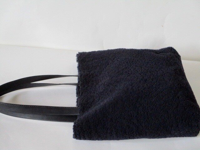 ムートンの大きい肩掛けトートno.2（黒） | iichi 日々の暮らしを心地よくするハンドメイドやアンティークのマーケットプレイス