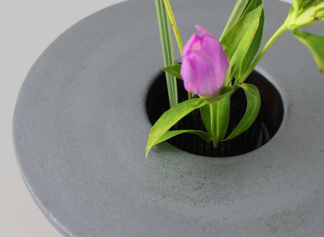 MYK：KENZAN - rei（Maru）【瓦】【花瓶】【花器】【フラワーベース】【剣山】【生け花】【新潟】 | iichi 日々の暮らしを心地よくするハンドメイドやアンティークのマーケットプレイス