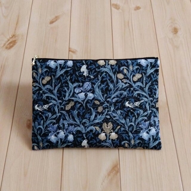 ウィリアムモリス 大きめ20cmのフラットポーチ 内ポケット アイリス ブラック 640 | iichi 日々の暮らしを心地よくするハンドメイドやアンティークのマーケットプレイス