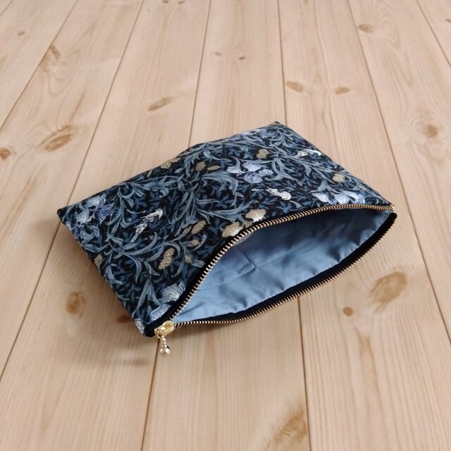 ウィリアムモリス 大きめ20cmのフラットポーチ 内ポケット アイリス ブラック 640 | iichi 日々の暮らしを心地よくするハンドメイドやアンティークのマーケットプレイス