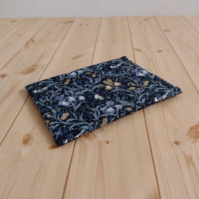 ウィリアムモリス 大きめ20cmのフラットポーチ 内ポケット アイリス ブラック 640 | iichi 日々の暮らしを心地よくするハンドメイドやアンティークのマーケットプレイス