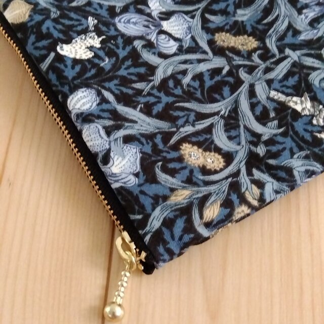 ウィリアムモリス 大きめ20cmのフラットポーチ 内ポケット アイリス ブラック 640 | iichi 日々の暮らしを心地よくするハンドメイドやアンティークのマーケットプレイス