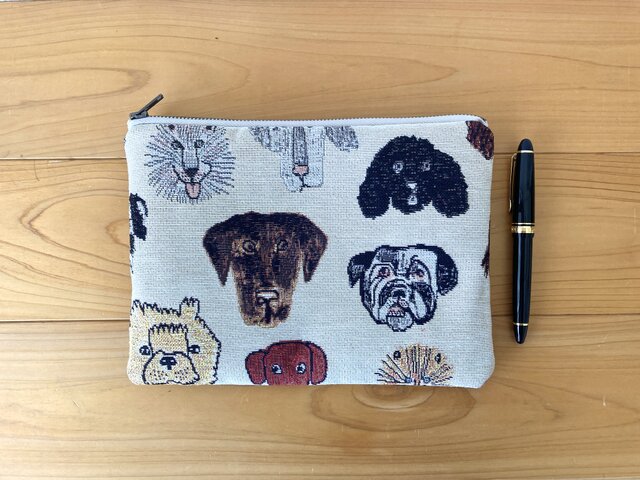 犬のぺたんこポーチ | iichi 日々の暮らしを心地よくするハンドメイドやアンティークのマーケットプレイス