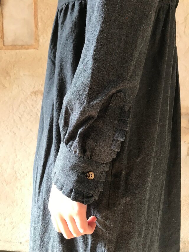 ネップミックスダンガリー フリルワンピース（ウエスト切替無し) MUSHA / BGB / べっ甲ボタン | iichi 日々の暮らしを心地よくするハンドメイドやアンティークのマーケットプレイス