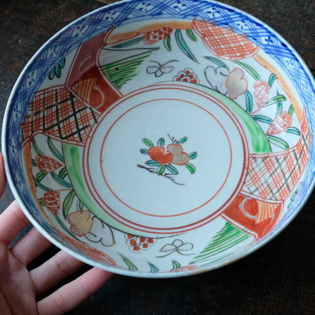 花と鳥と桃 ポップな雰囲気。伊万里 色絵金彩七寸浅型鉢 碗 骨董/antiques。赤絵 丁寧な暮らしに。明治時代 | iichi 日々の暮らしを心地よくするハンドメイドやアンティークの ...
