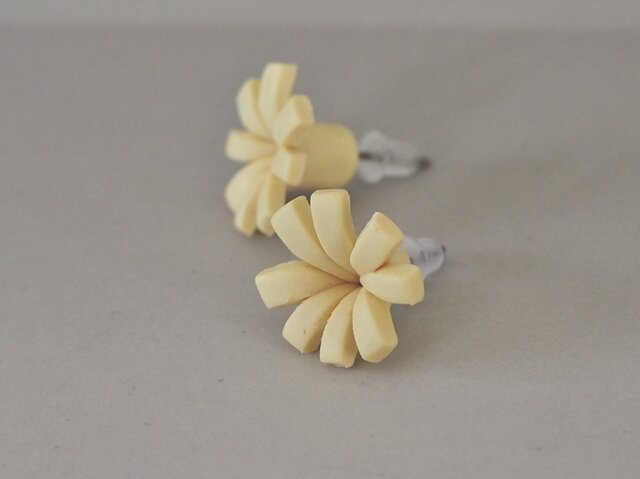 Yellow mini flowers /ピアス | iichi 日々の暮らしを心地よくするハンドメイドやアンティークのマーケットプレイス