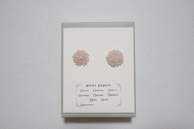 flower petal pierce [ pearl pink ] | iichi 日々の暮らしを心地よくするハンドメイドやアンティークのマーケットプレイス
