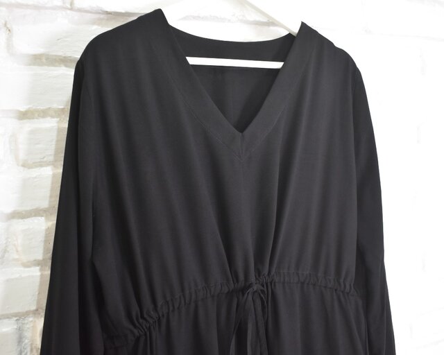 【大きいサイズ】シンプルなVネックの大人のフリルチュニックワンピース ＜ブラック＞ | iichi 日々の暮らしを心地よくするハンドメイドやアンティークのマーケットプレイス