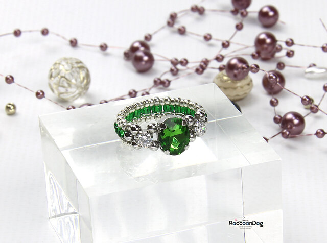 （新作）ラインストーンのミディアムエメラルドリング（ラインストーン/ジルコニア ビーズリング）《ビーズアクセサリー》 | iichi 日々の暮らしを心地よくするハンドメイドやアンティークの ...