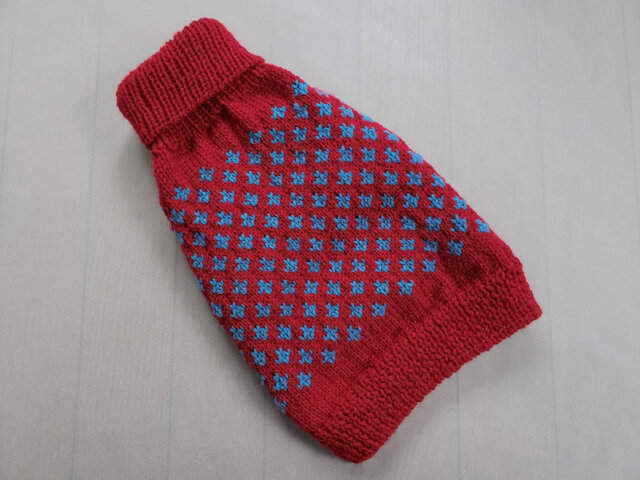 犬服 T様オーダーメイド品：【洗濯機OK】小型犬用編み込みセーター | iichi 日々の暮らしを心地よくするハンドメイドやアンティークのマーケットプレイス