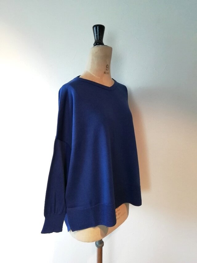 ニュアンスシルエット♡浅Vネックプルオーバー（01083）ブルー | iichi 日々の暮らしを心地よくするハンドメイドやアンティークのマーケットプレイス