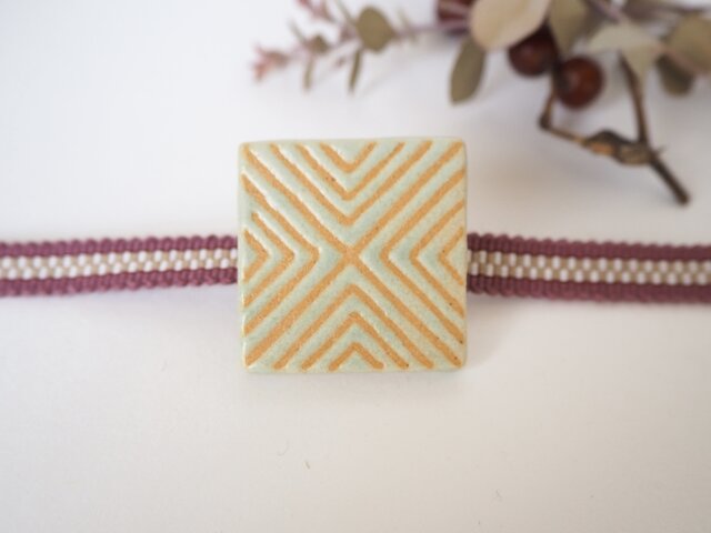 陶器の帯留め 『pattern 1 薄緑』 | iichi 日々の暮らしを心地よくするハンドメイドやアンティークのマーケットプレイス