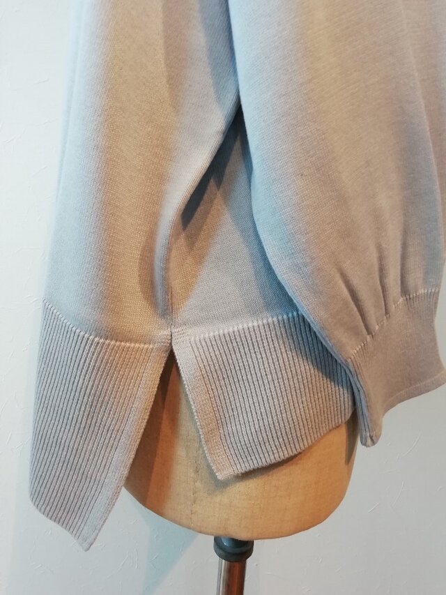 ニュアンスシルエット♡浅Vネックプルオーバー（01083）ペールグレー | iichi 日々の暮らしを心地よくするハンドメイドやアンティークのマーケットプレイス