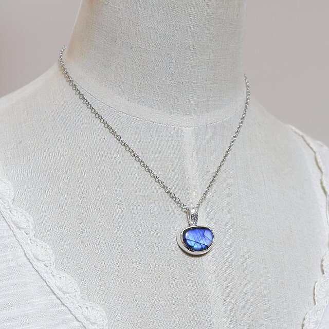 ～鮮やかなブルーフラッシュ！～ ラブラドライトのペンダント 横型 一点物 | iichi 日々の暮らしを心地よくするハンドメイドやアンティークのマーケットプレイス