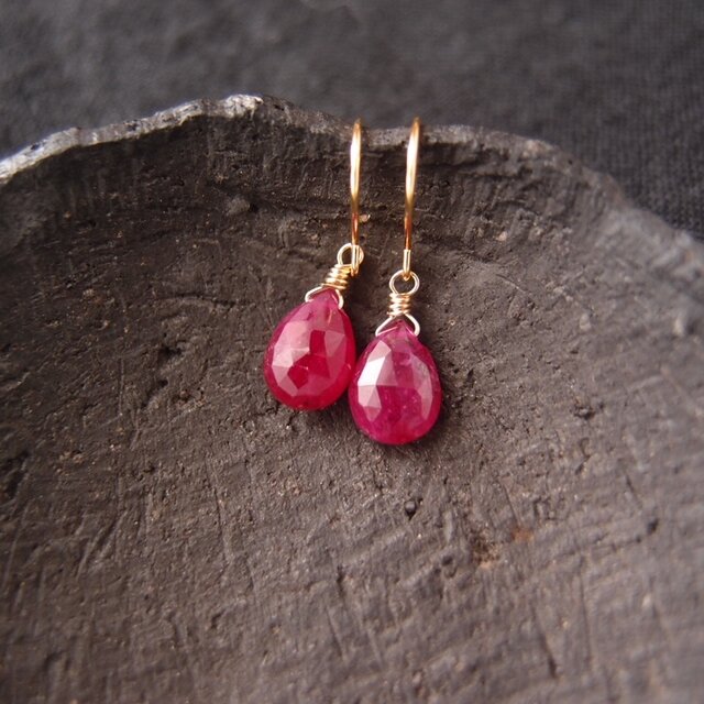 【K14gf】Dark Ruby Earrings／ダークルビーのひとつぶピアス | iichi 日々の暮らしを心地よくするハンドメイドやアンティークのマーケットプレイス