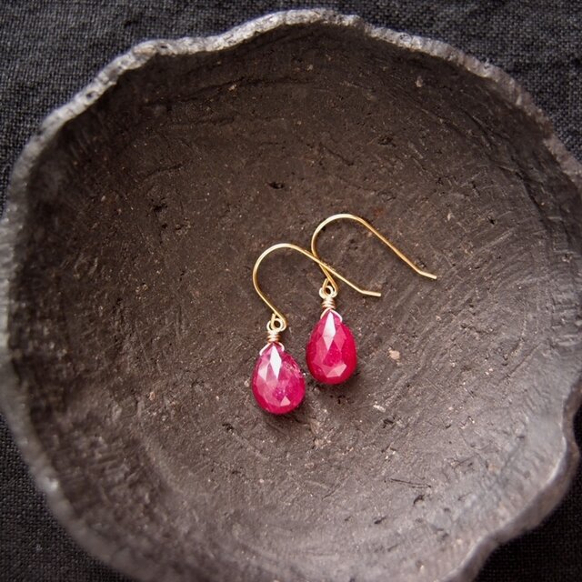 【K14gf】Dark Ruby Earrings／ダークルビーのひとつぶピアス | iichi 日々の暮らしを心地よくするハンドメイドやアンティークのマーケットプレイス