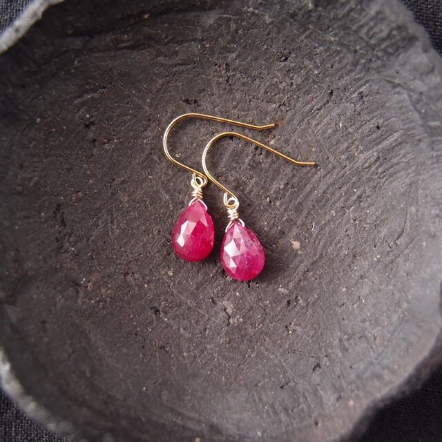【K14gf】Dark Ruby Earrings／ダークルビーのひとつぶピアス | iichi 日々の暮らしを心地よくするハンドメイドやアンティークのマーケットプレイス