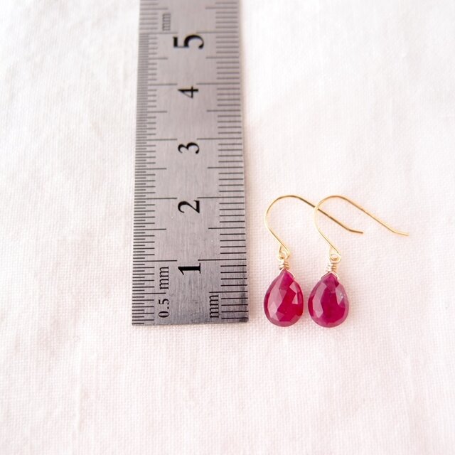 【K14gf】Dark Ruby Earrings／ダークルビーのひとつぶピアス | iichi 日々の暮らしを心地よくするハンドメイドやアンティークのマーケットプレイス