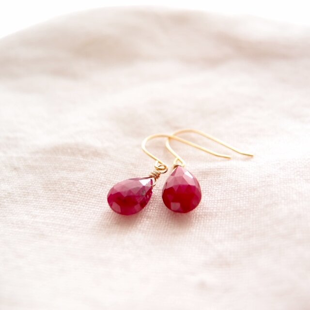 【K14gf】Dark Ruby Earrings／ダークルビーのひとつぶピアス | iichi 日々の暮らしを心地よくするハンドメイドやアンティークのマーケットプレイス